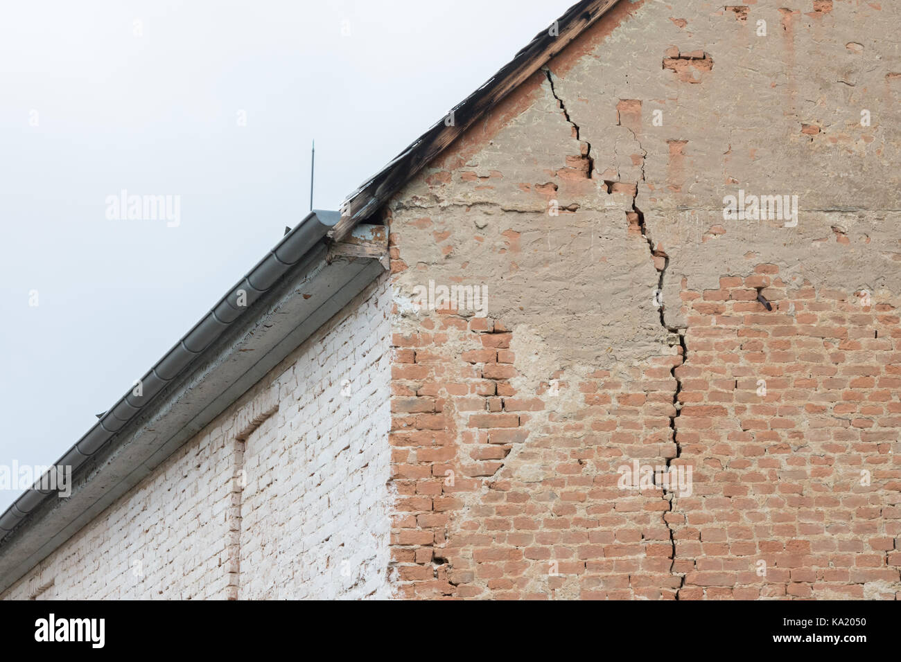 Close-up of a broken (cracked) old brick wall Stock Photo - Alamy