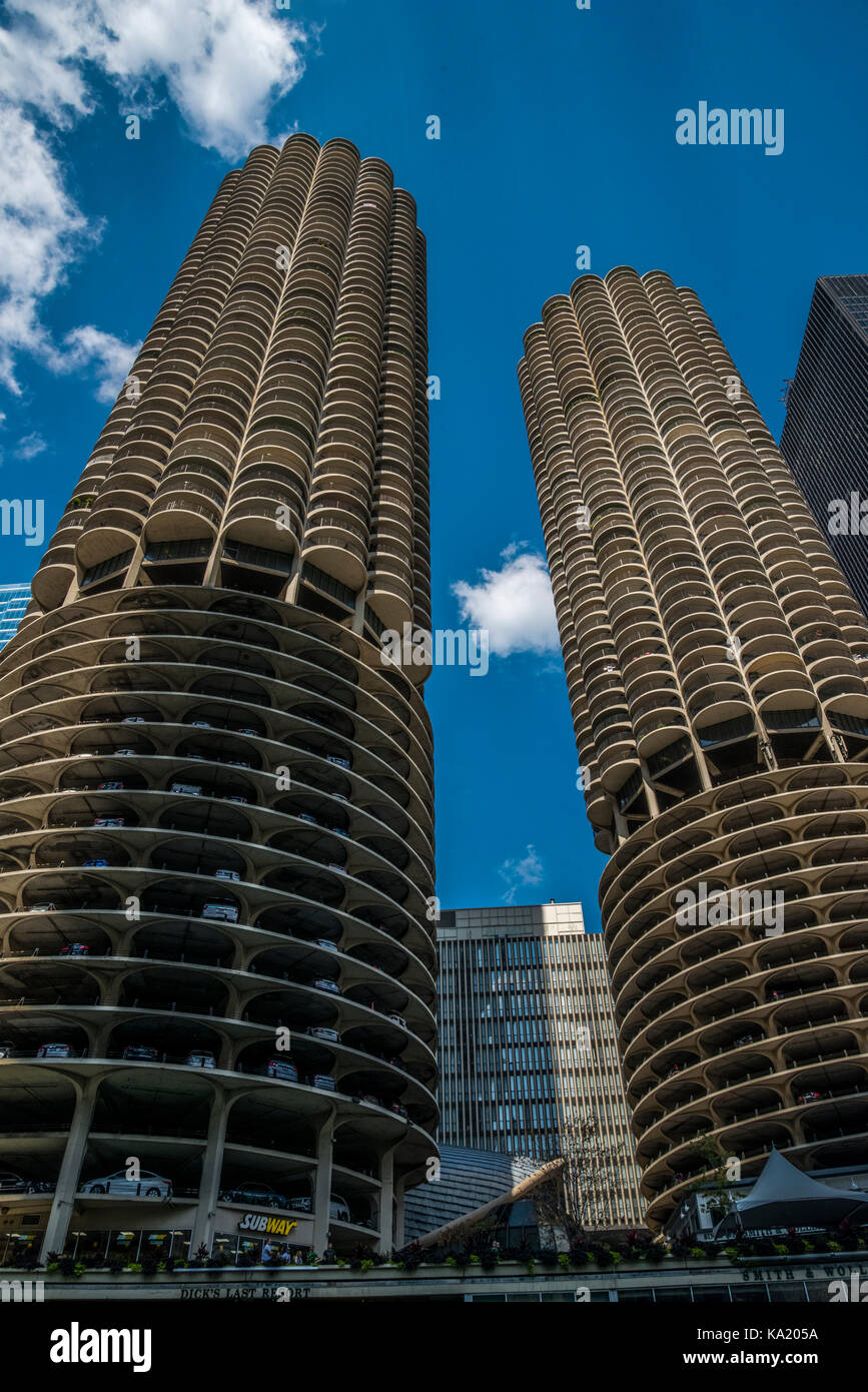 Chicago city skyline. Marina City Condominium tower blocks Stock Photo ...
