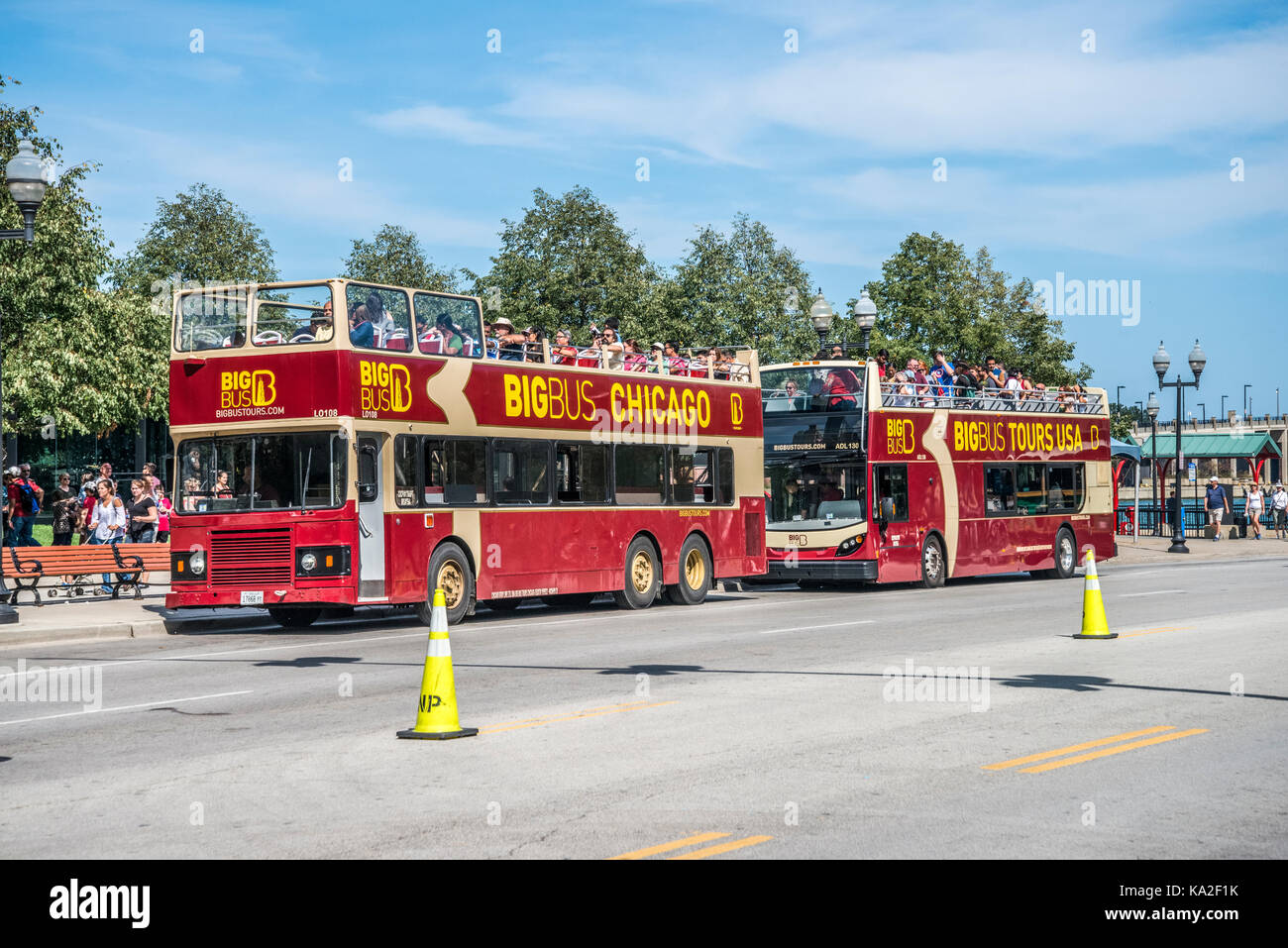 Chicago street scene with hop on, hop off tourist bus Stock Photo - Alamy