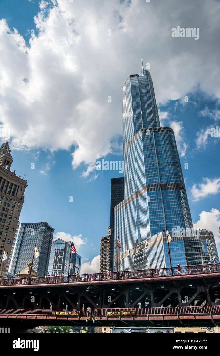 Chicago. Trump Tower overlooking the city and Cichago River Stock Photo ...