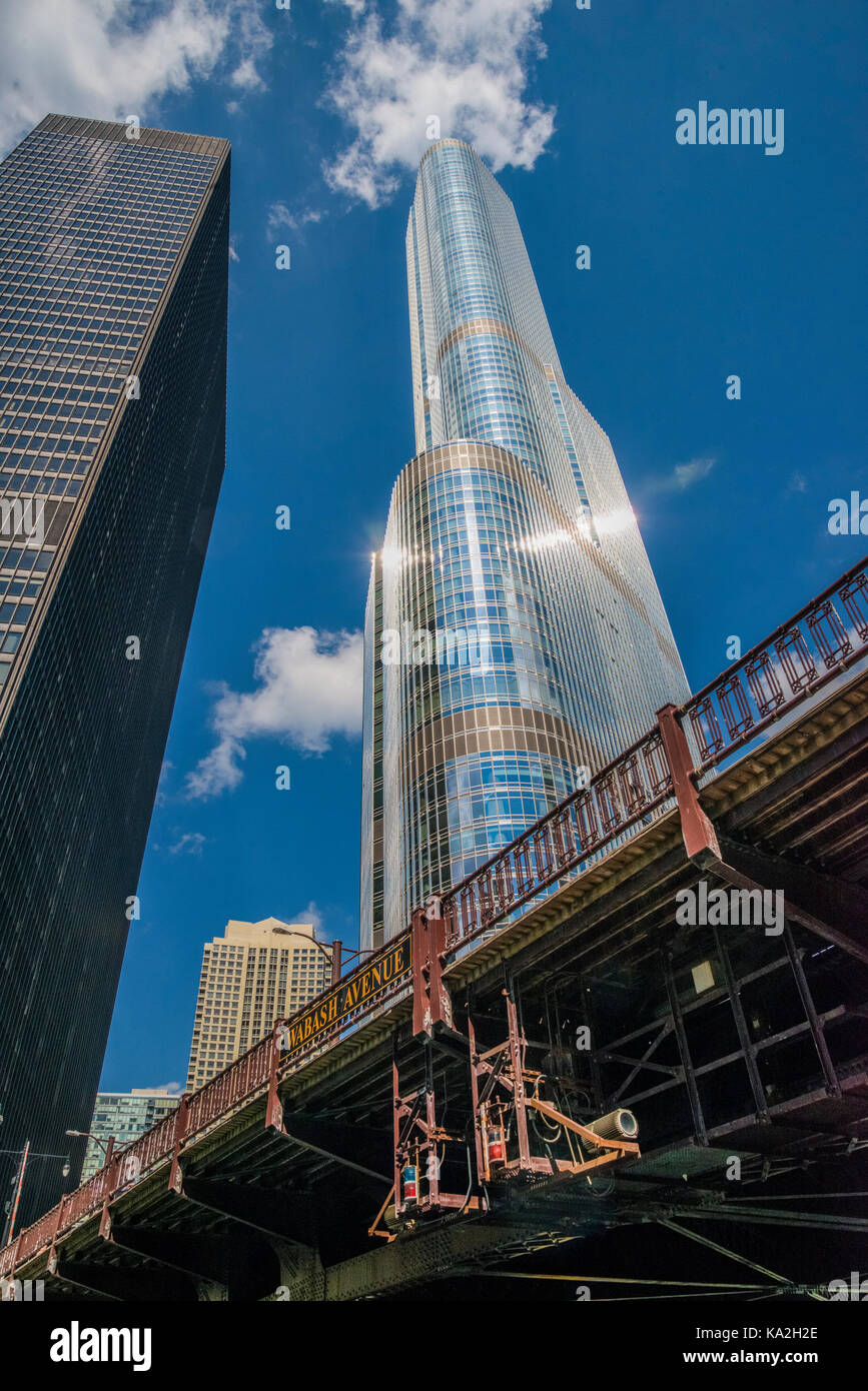 Chicago. Trump Tower overlooking the city and Cichago River Stock Photo ...
