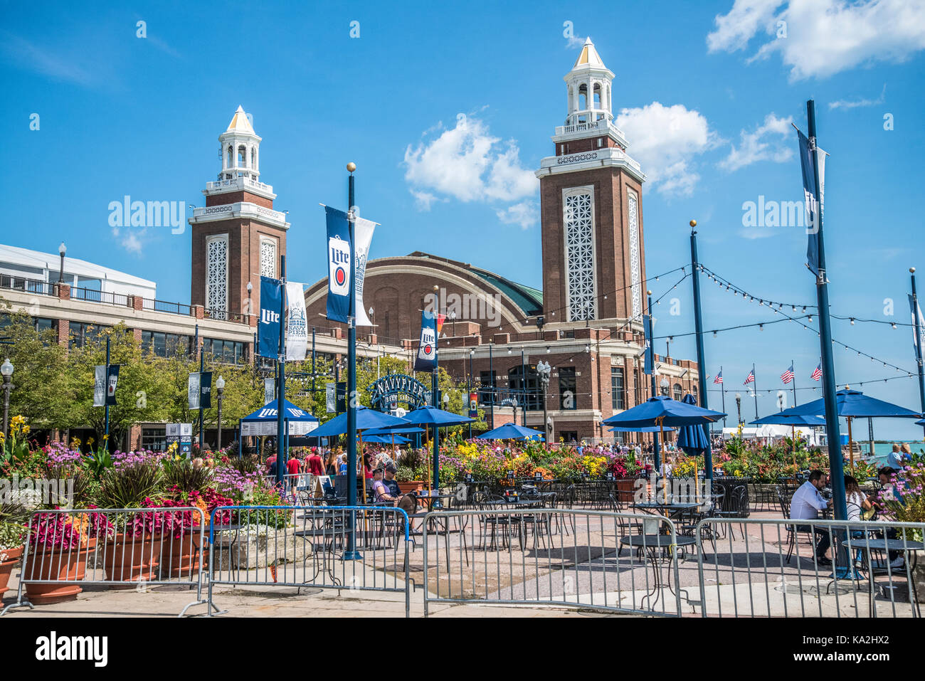 Navy pier on chicago waterfront hi-res stock photography and images - Alamy