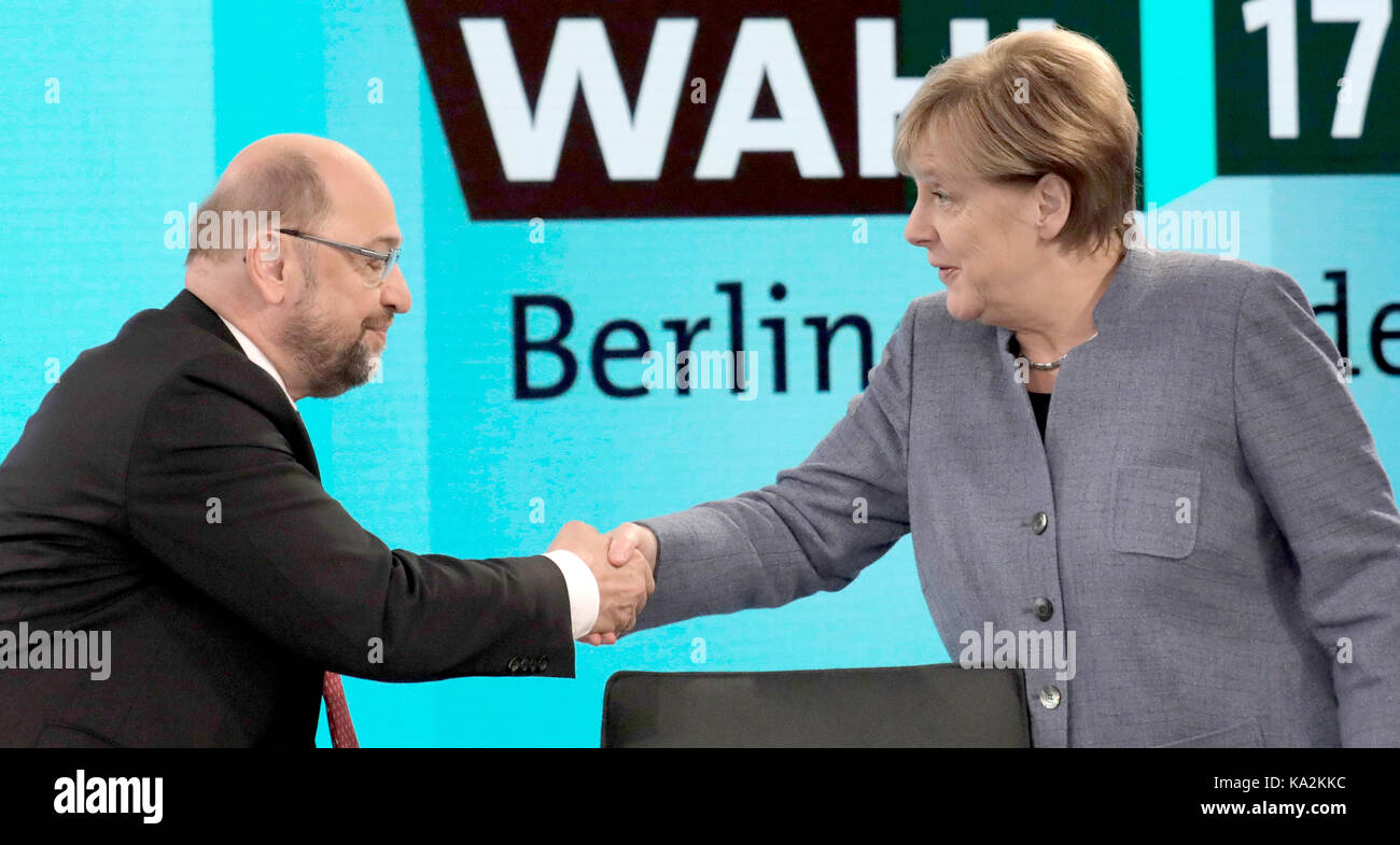 Berlin, Germany. 24th Sep, 2017. RECROP - German Chancellor Angela ...