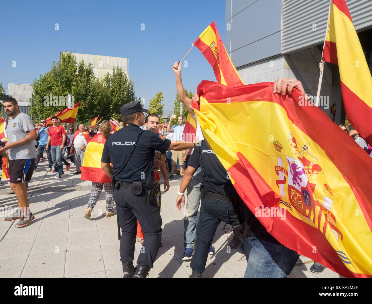 Protesters with the flags of Spain are grouped in the United Assembly ...