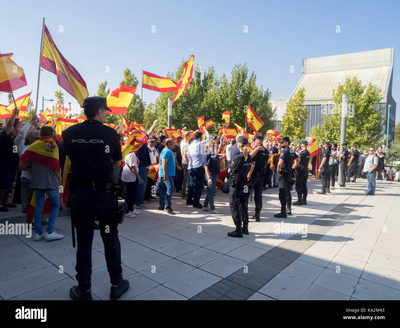 Protesters with the flags of Spain are grouped in the United Assembly ...