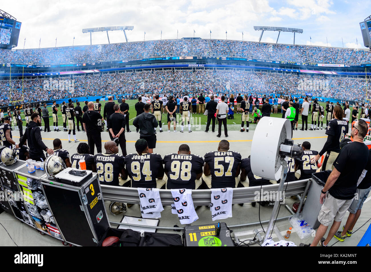 Nfl players national anthem hi-res stock photography and images - Alamy