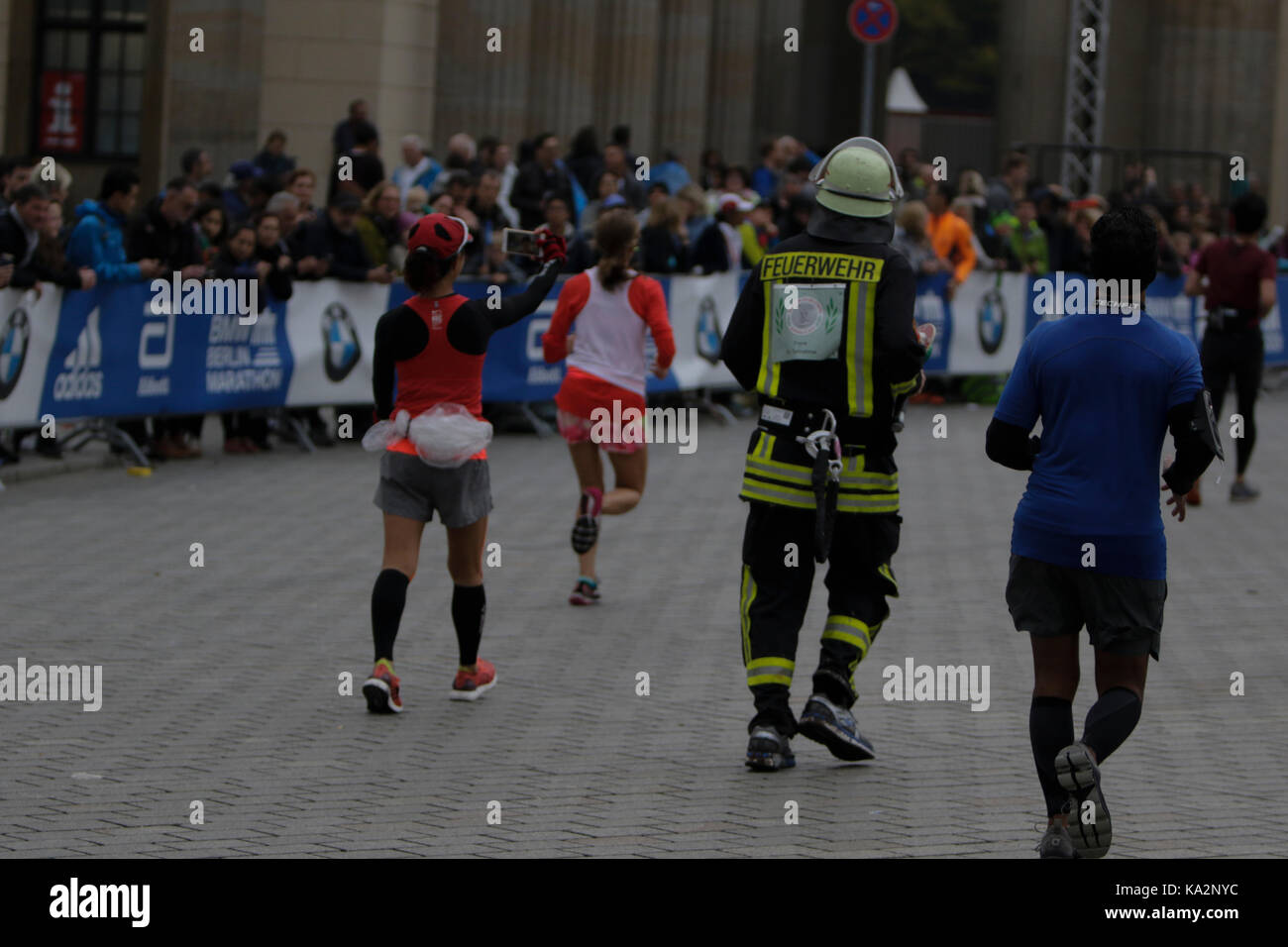 Berlin, Germany. 24th September 2017. A firefighter runs the marathon ...