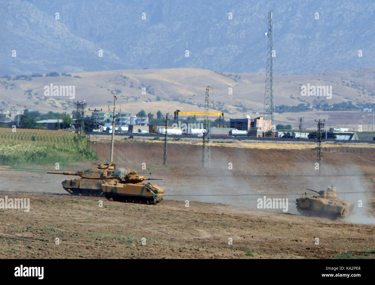 (170924) -- SIRNAK (TURKEY), Sept. 24, 2017 (Xinhua) -- Turkish tanks ...