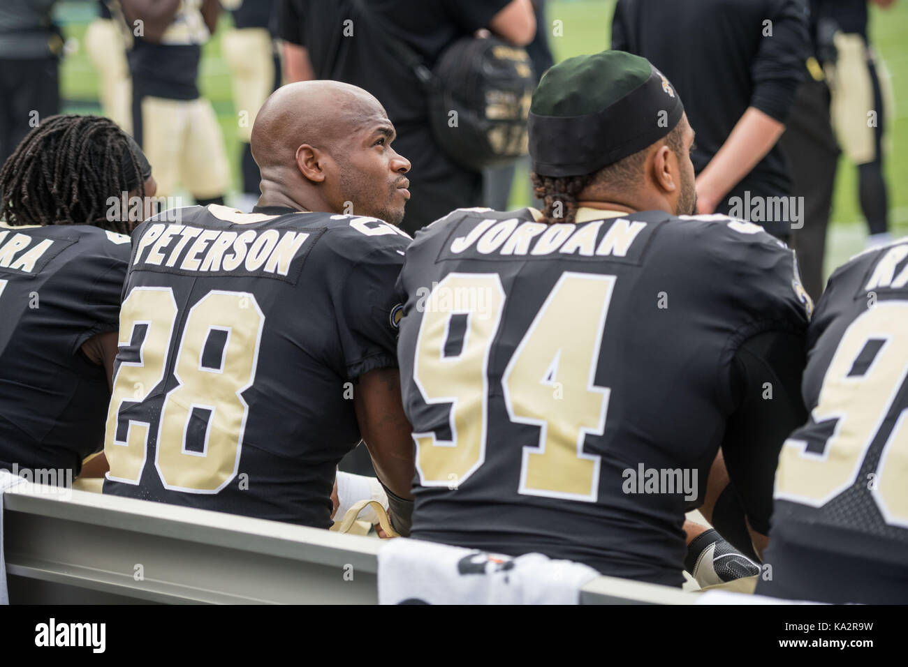 Nfl players national anthem hi-res stock photography and images - Alamy