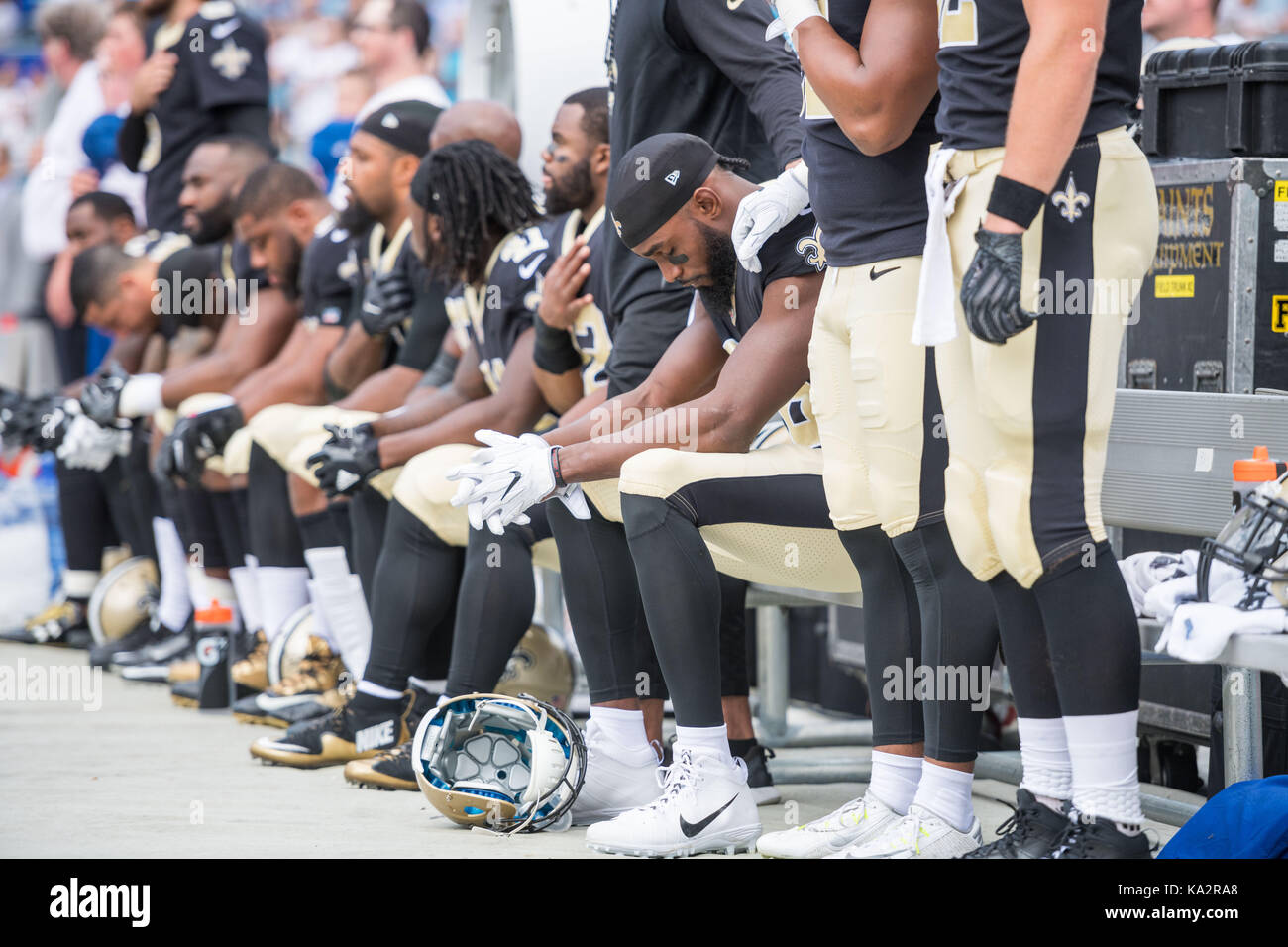 Nfl players national anthem hi-res stock photography and images - Alamy