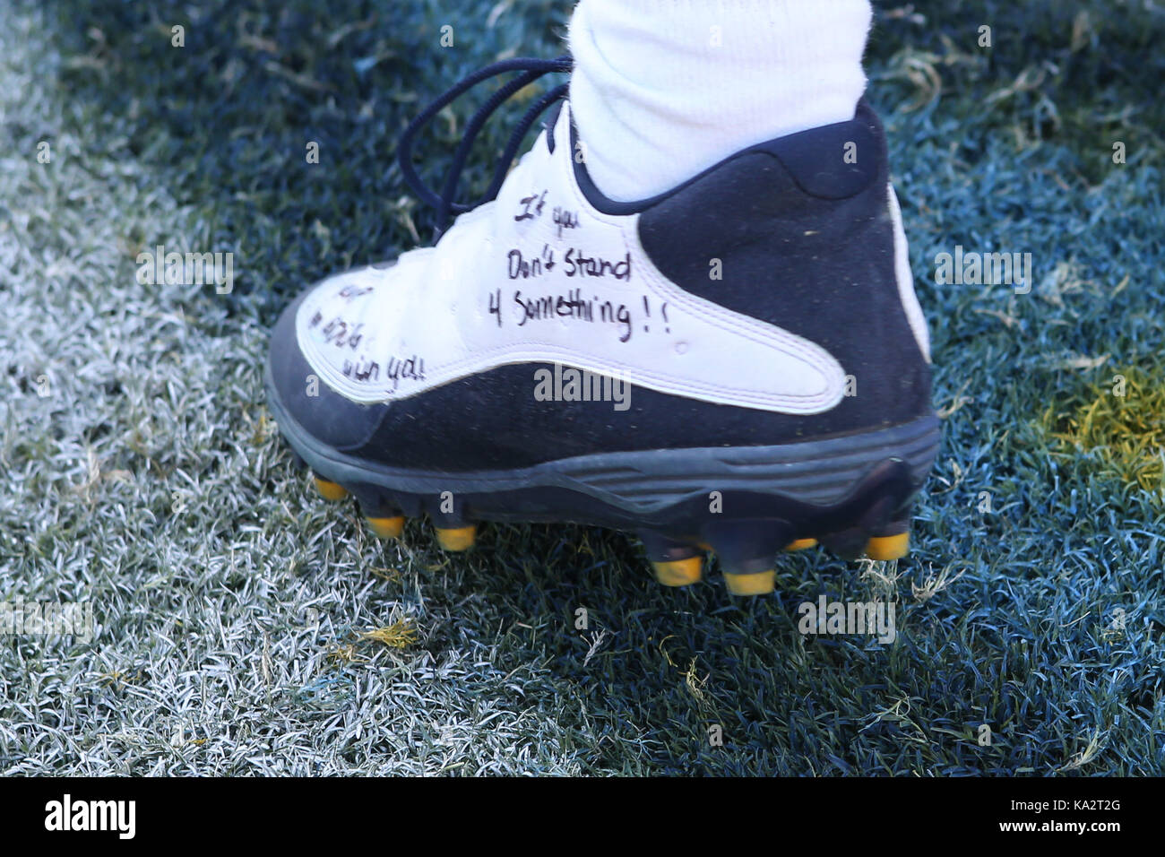 Carson, Ca. 24th Sep, 2017. Los Angeles Chargers outside linebacker ...