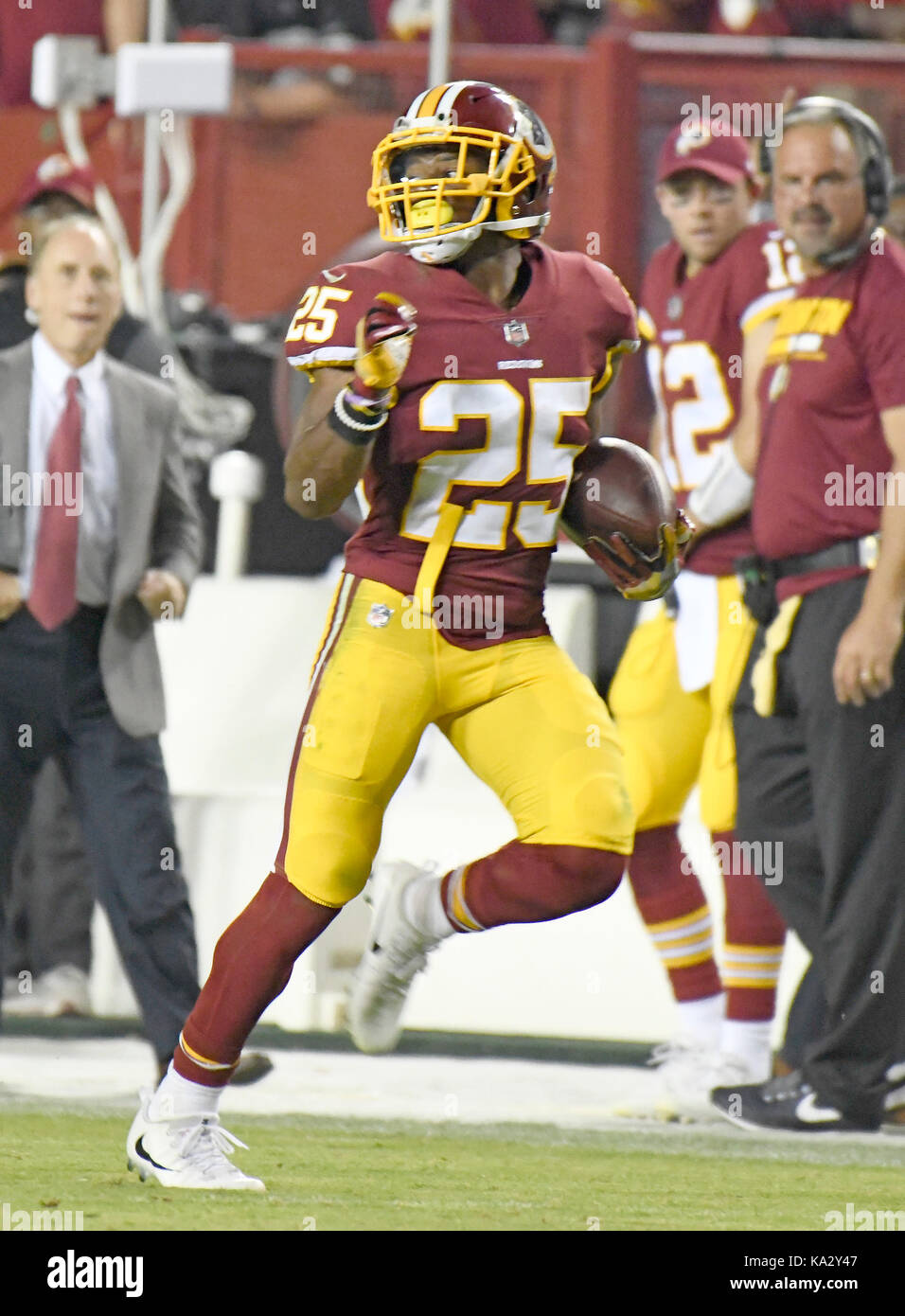 Washington Redskins running back Chris Thompson (25) carries the ball ...