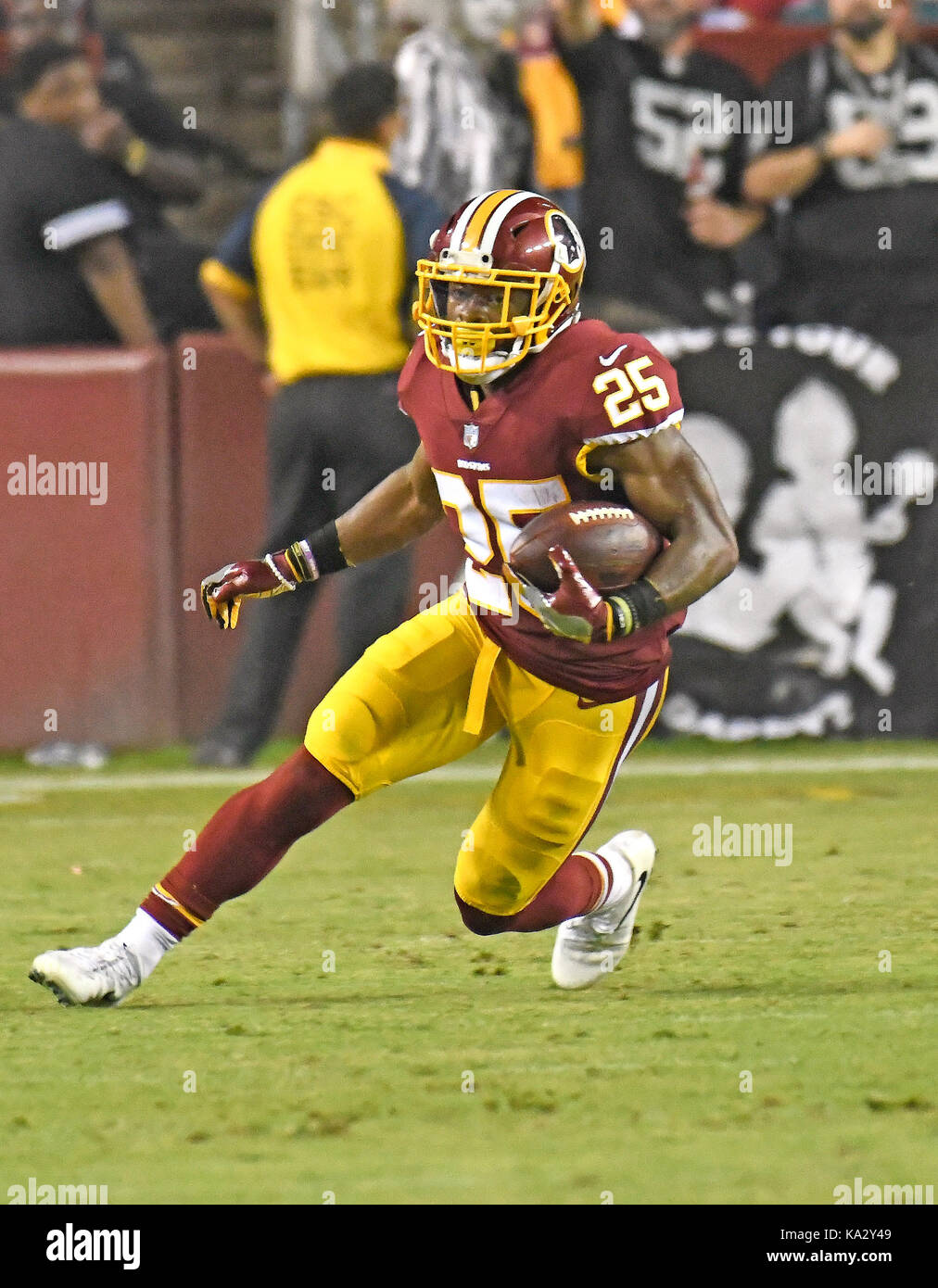 Washington Redskins running back Chris Thompson (25) carries the ball ...