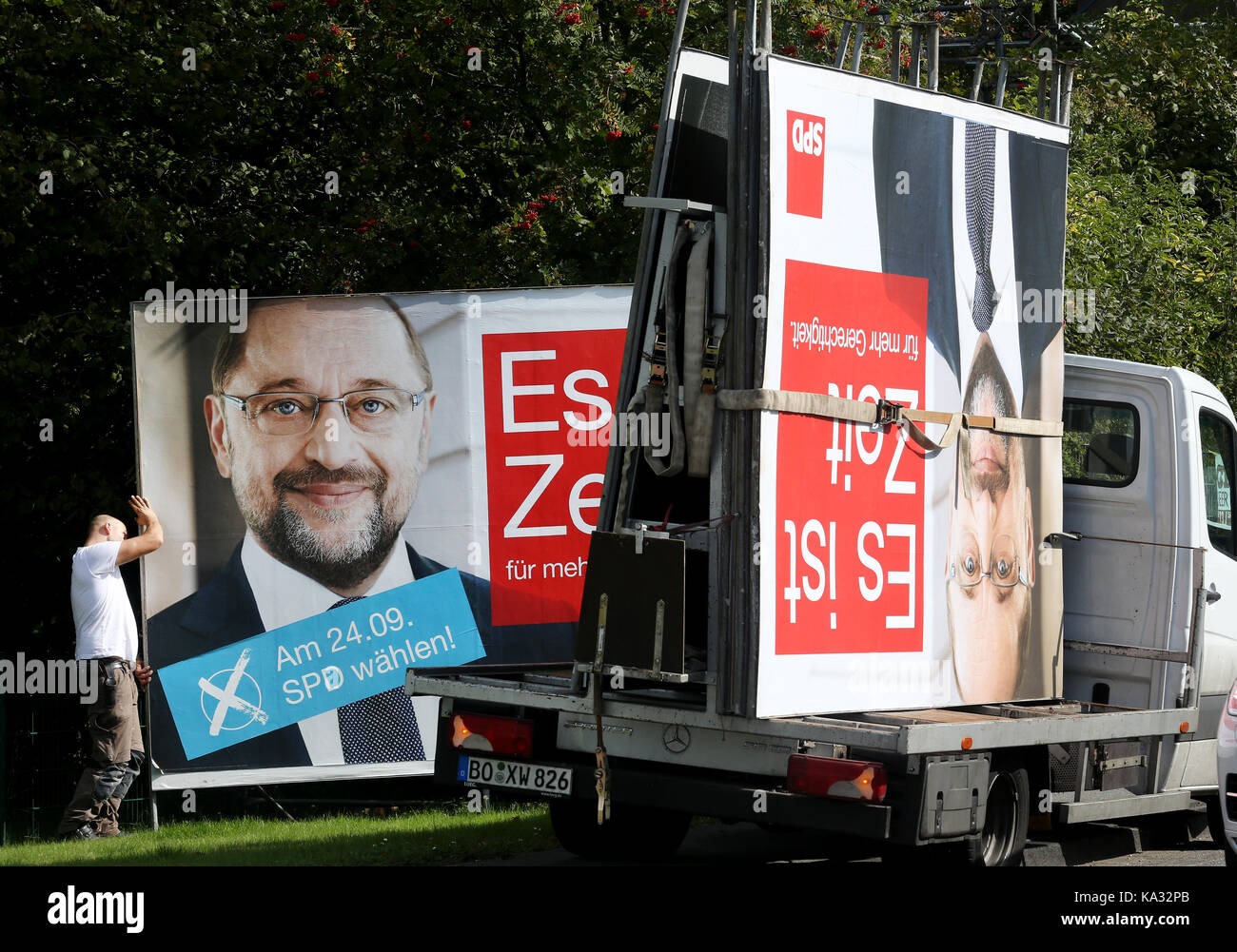Berlin, Germany. 25th Sep, 2017. Workers remove large election campaign ...