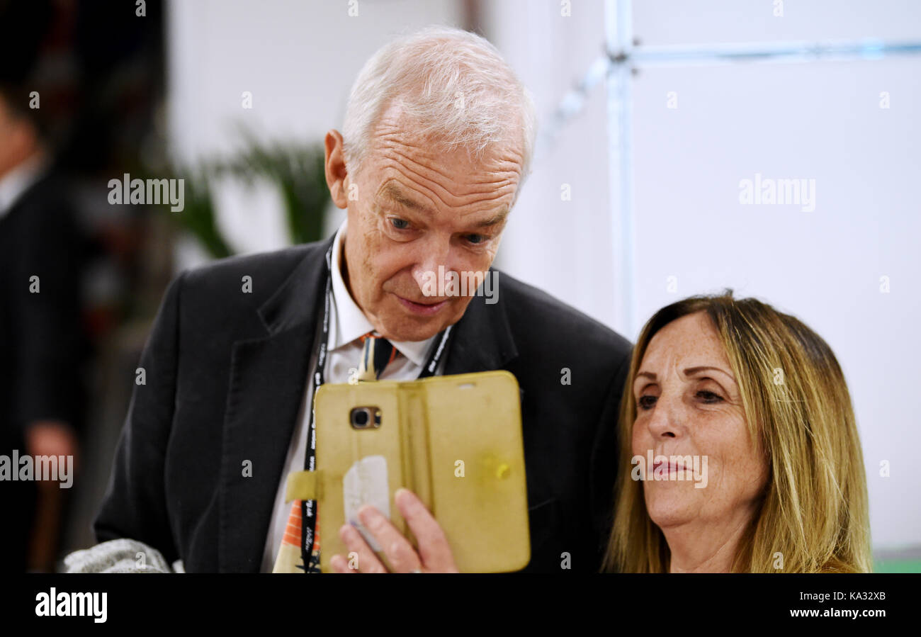 Jon snow reporter hi-res stock photography and images - Alamy