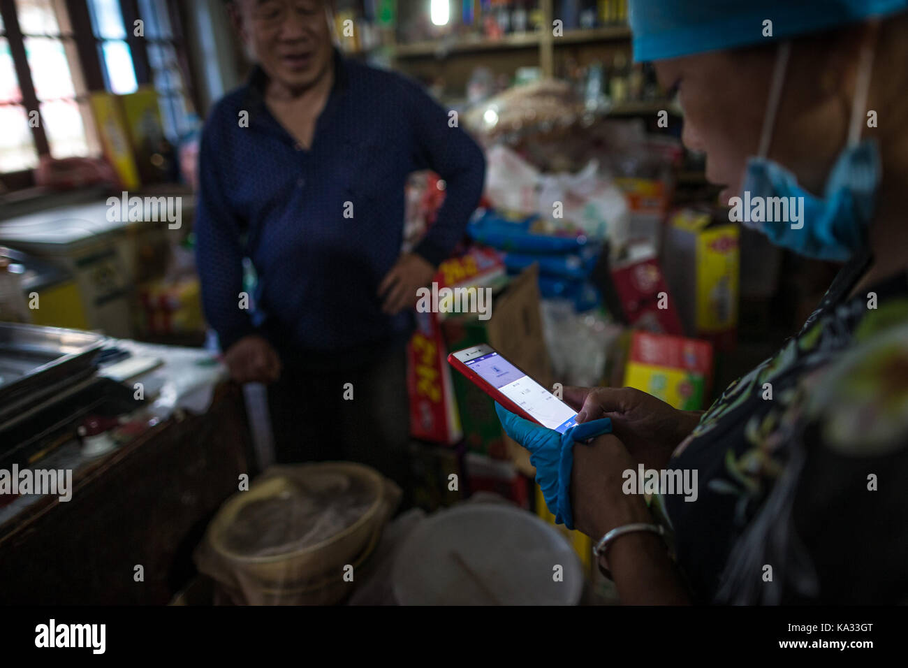 (170925) -- BEIJING, Sept. 25, 2017 (Xinhua) -- A villager scans the QR ...