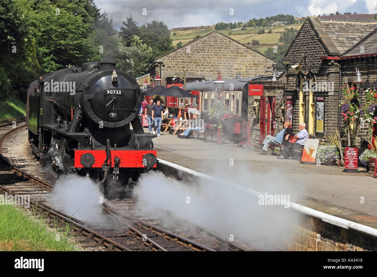 WD Austerity 2-8-0 90733 steam locomotive at Oxenhope Station on ...