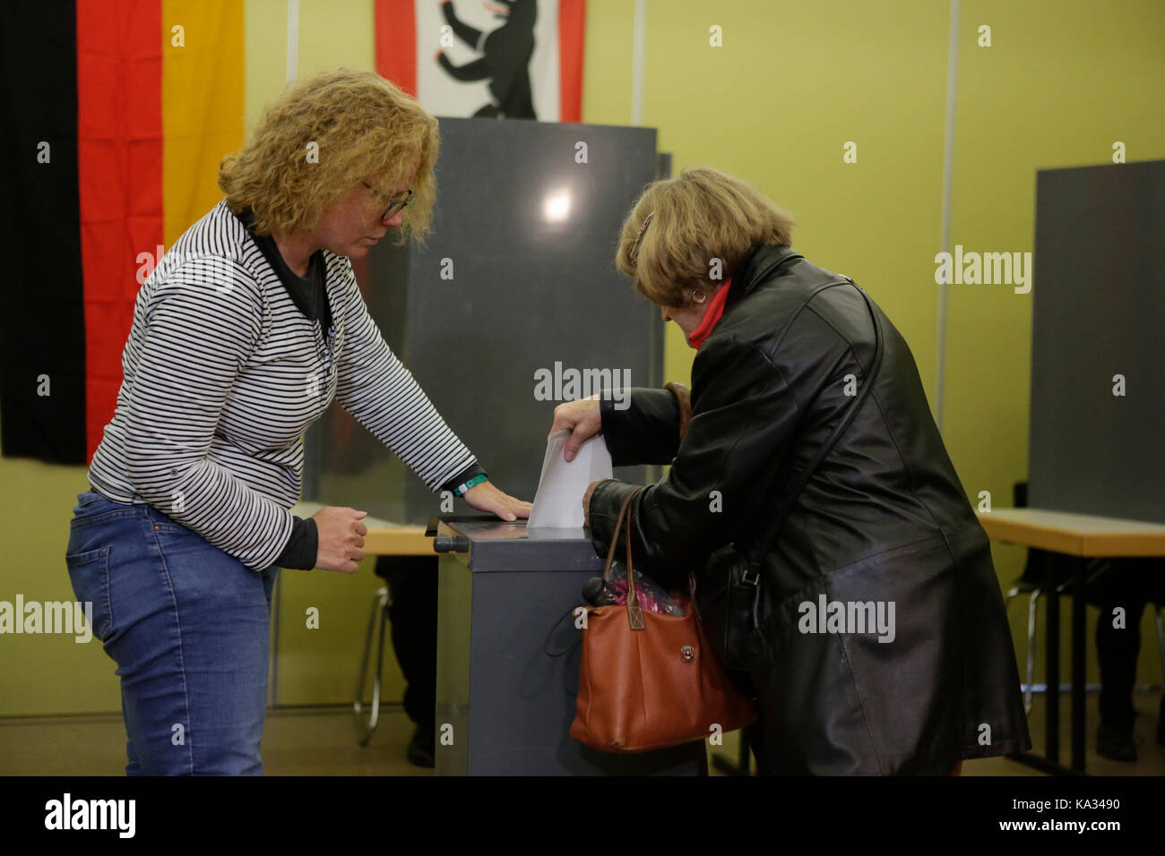 Berlin, Germany. 24th Sep, 2017. A vote puts her ballot papers into the ...