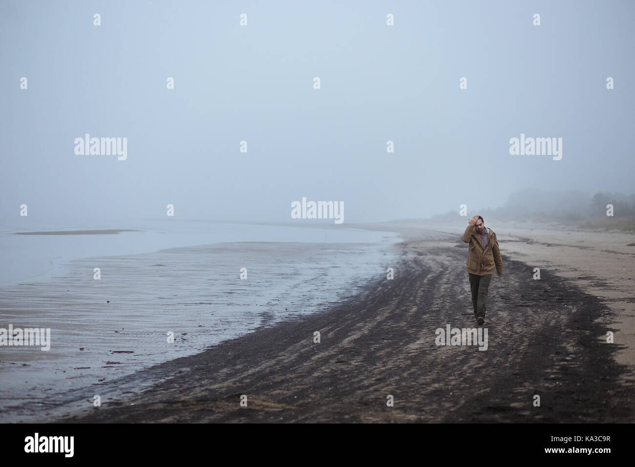 Sad man walking alone hi-res stock photography and images - Alamy