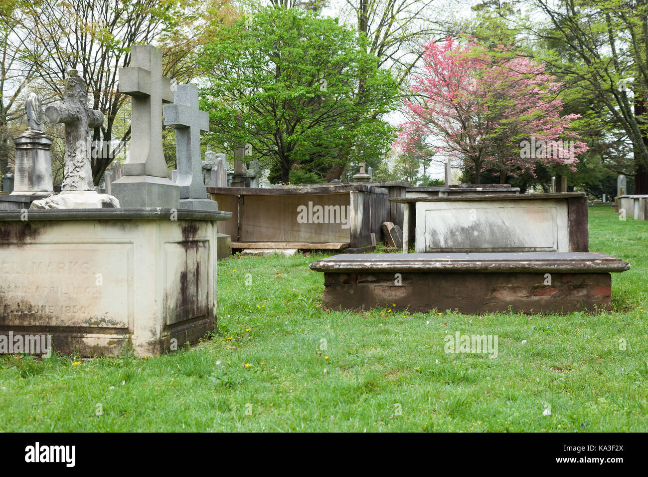 Above ground crypt crypts hi-res stock photography and images - Alamy