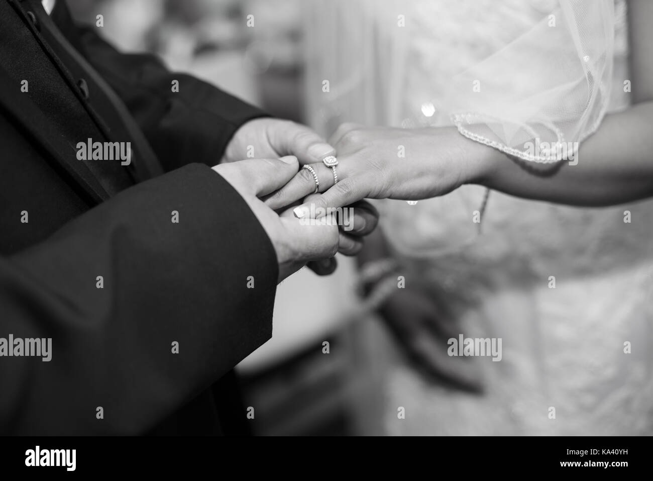 Bride and groom exchanging rings Stock Photo - Alamy
