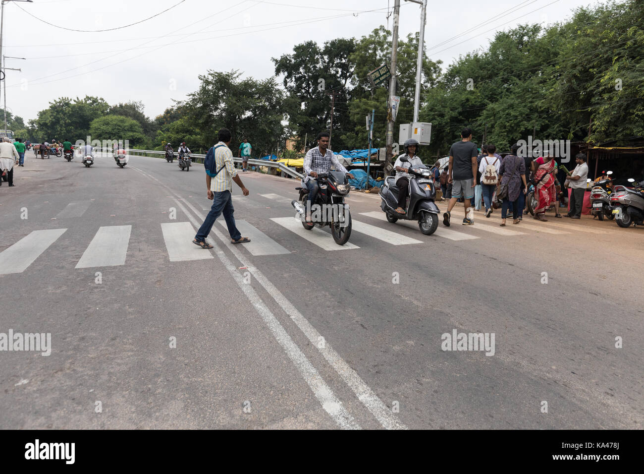 Crossing jaywalking hi-res stock photography and images - Alamy