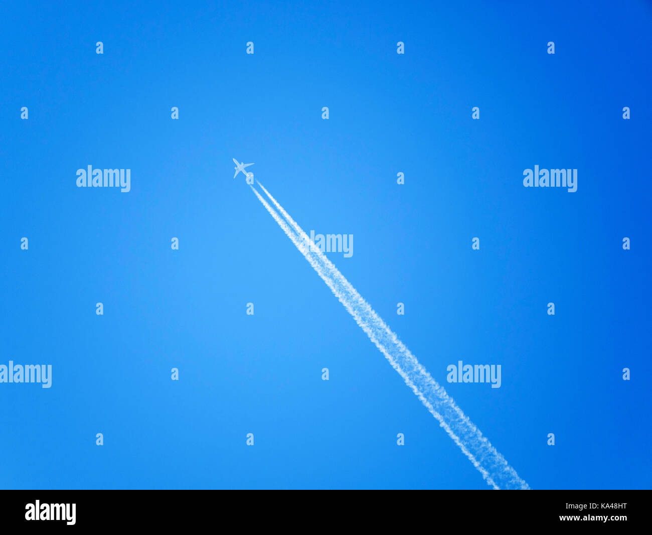 Contrail aircraft hi-res stock photography and images - Alamy