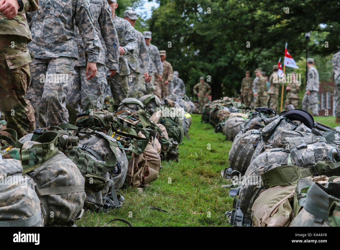 Soldiers marching silhouette hi-res stock photography and images - Alamy