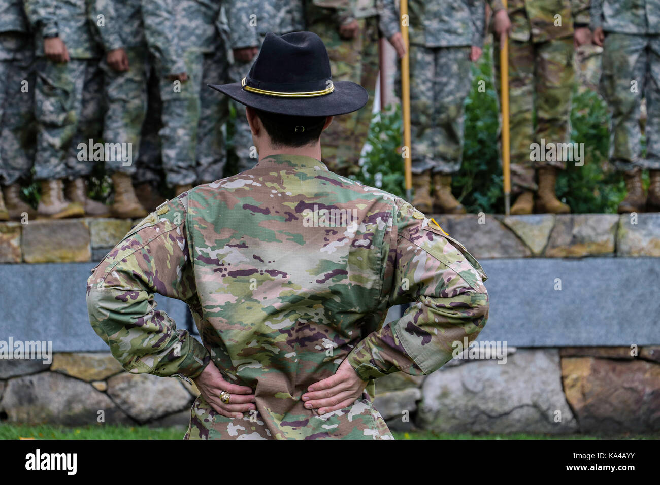 Commander standing from of soldiers Stock Photo - Alamy