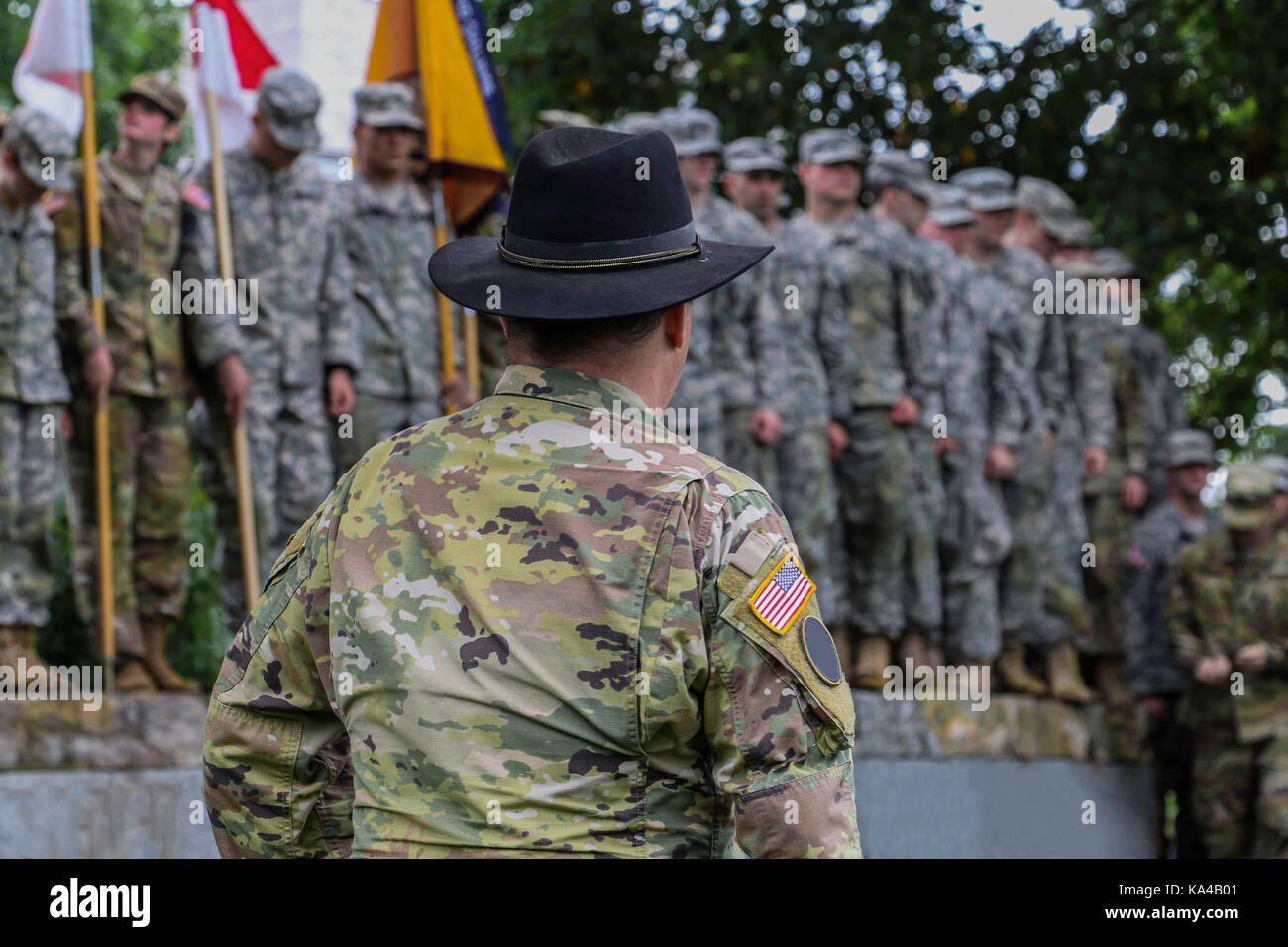 Commander standing from of soldiers Stock Photo - Alamy