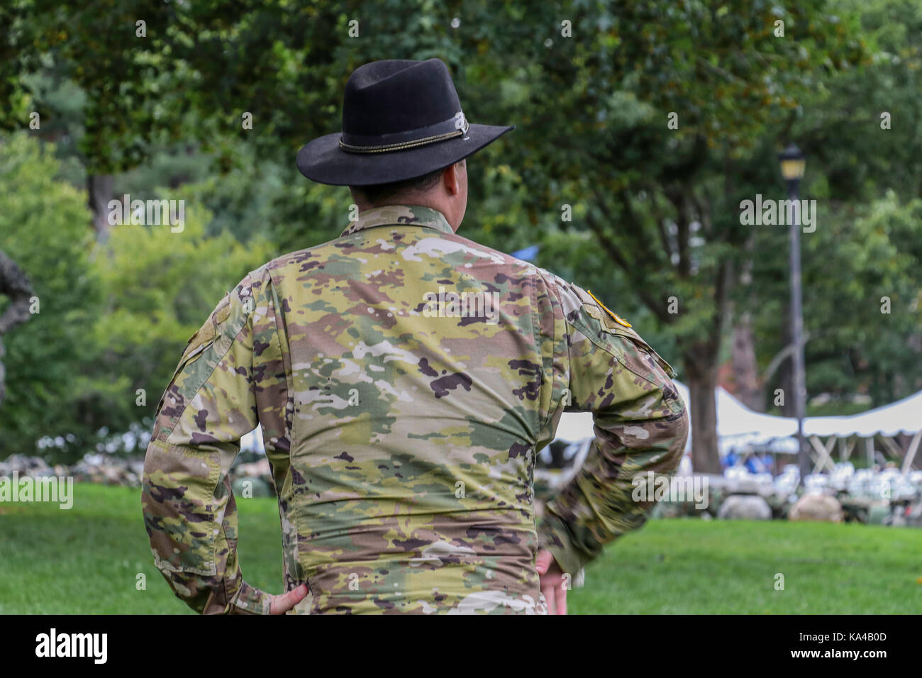 Commander standing from of soldiers Stock Photo - Alamy