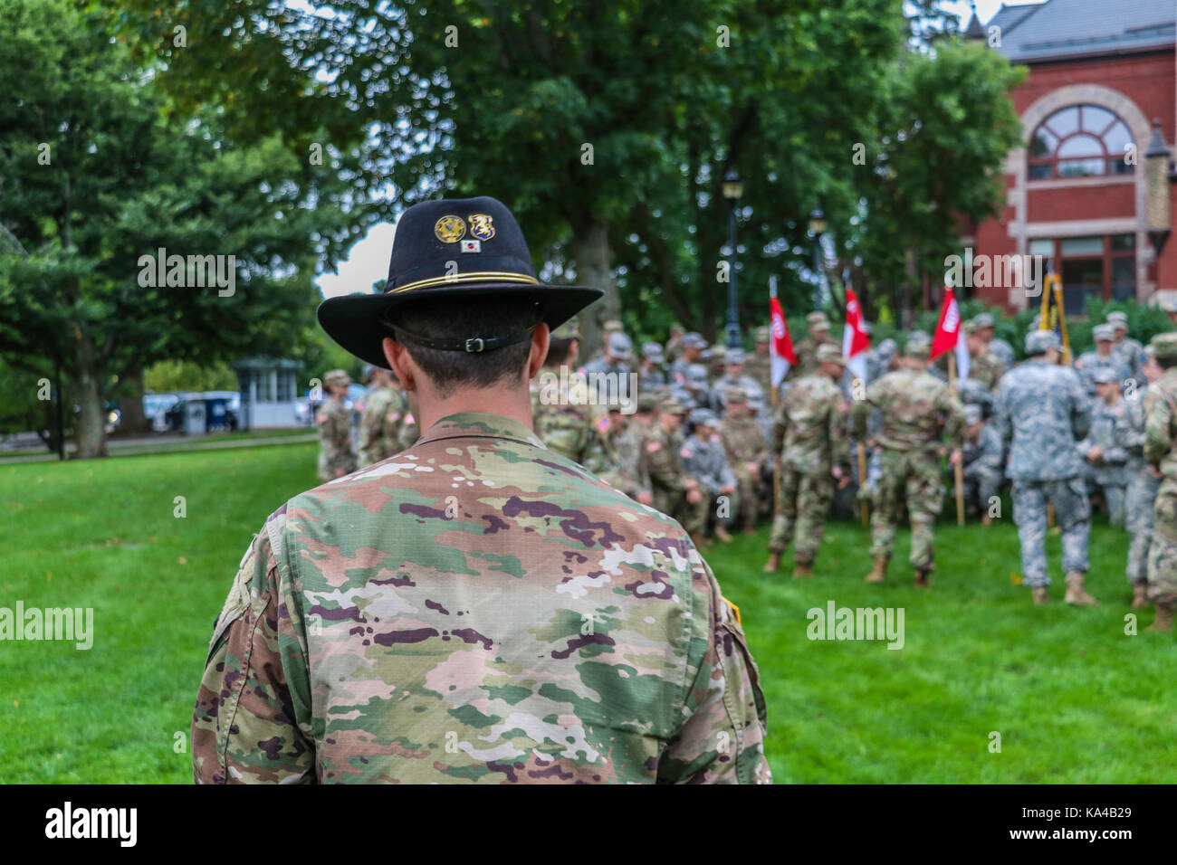 Commander standing from of soldiers Stock Photo - Alamy