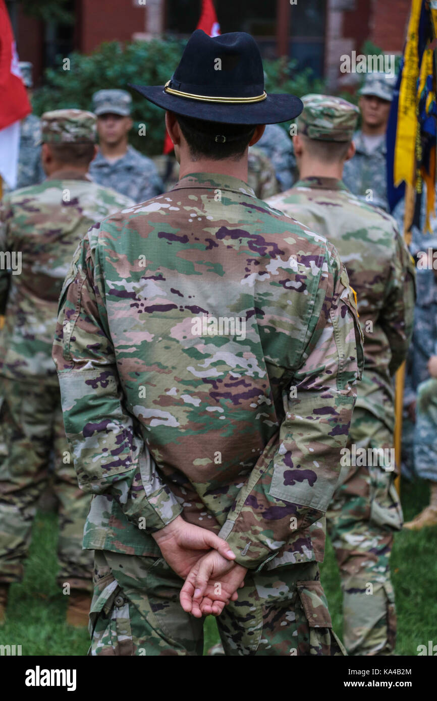 Commander standing from of soldiers Stock Photo - Alamy