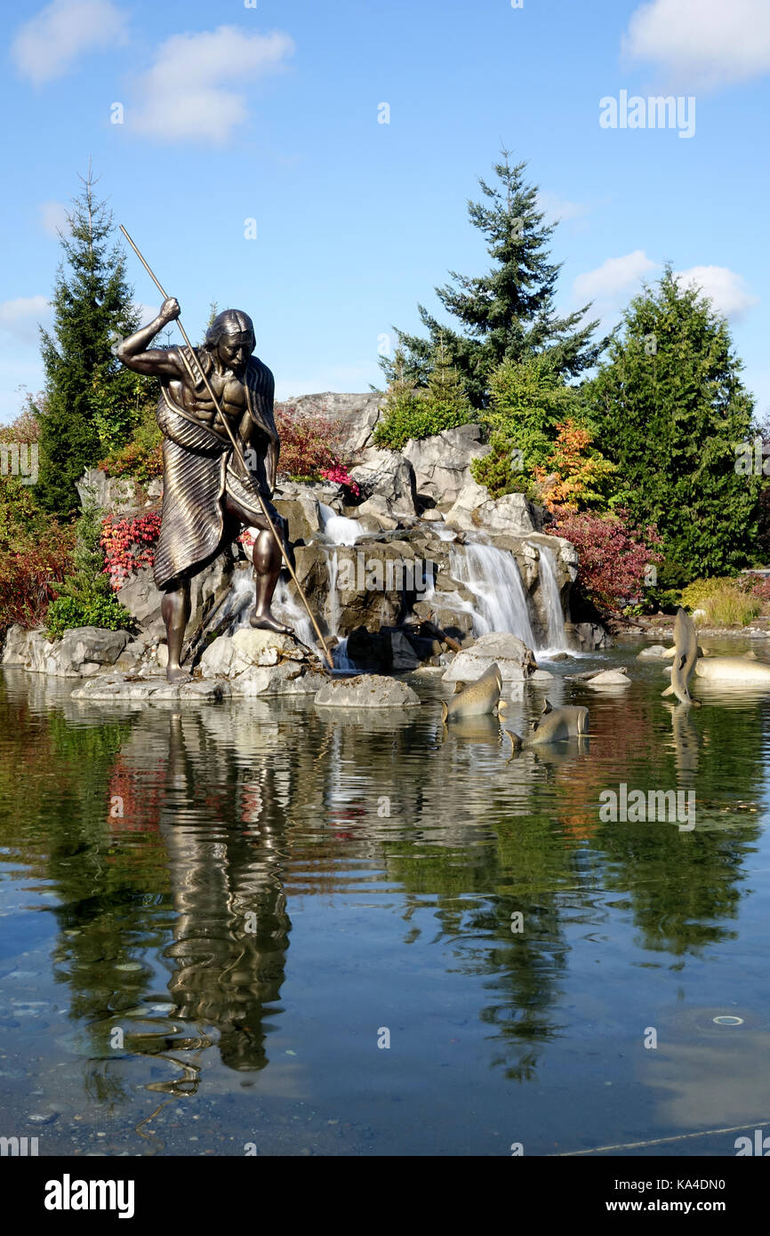A sculpture of a Tulalip Indian sperarfishing for salmon Stock Photo ...