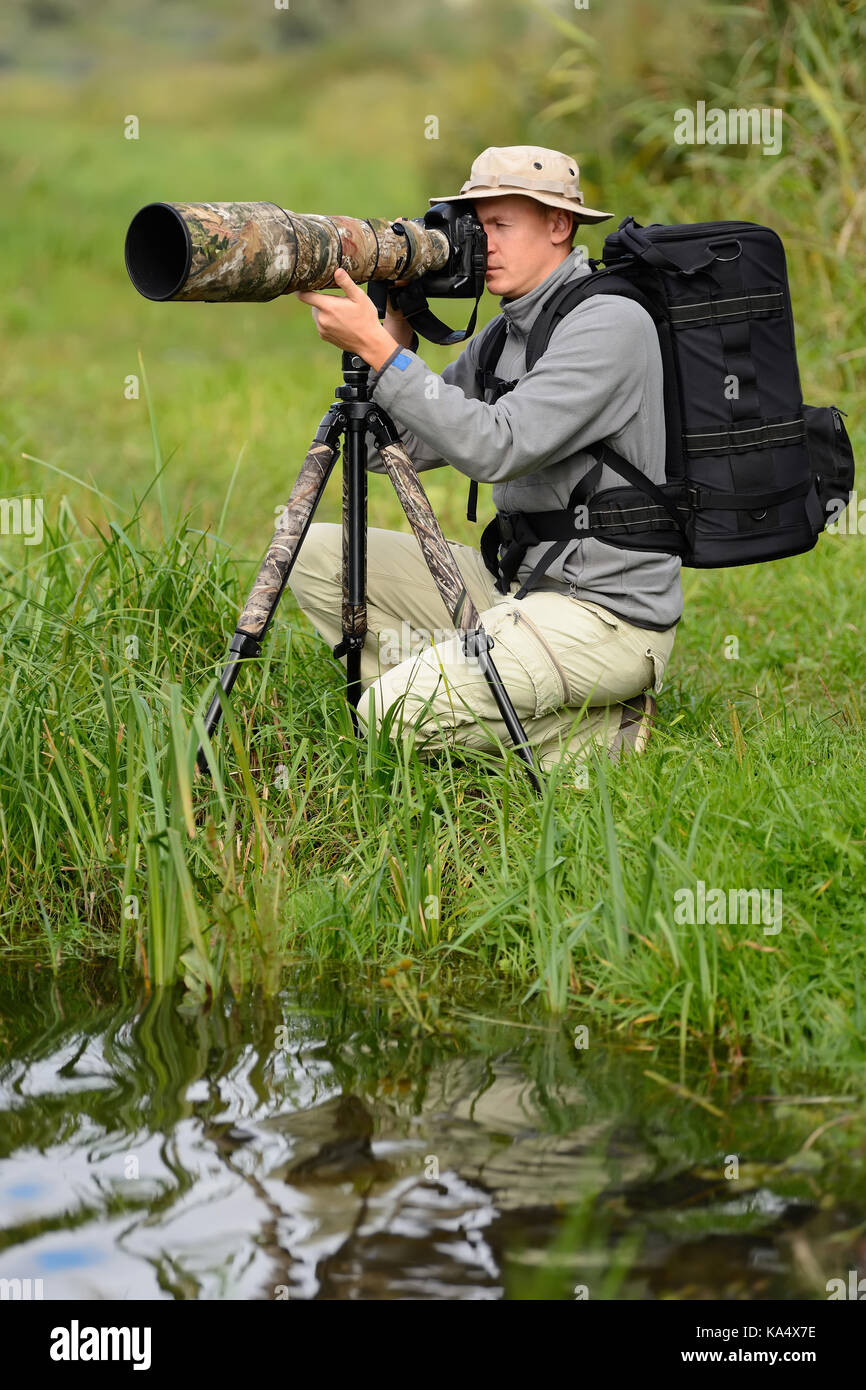Professional wildlife photographer outdoor Stock Photo - Alamy