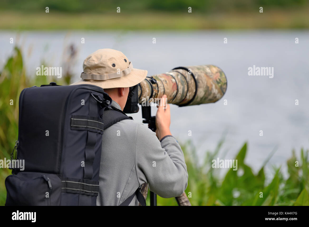 Professional wildlife photographer outdoor Stock Photo - Alamy
