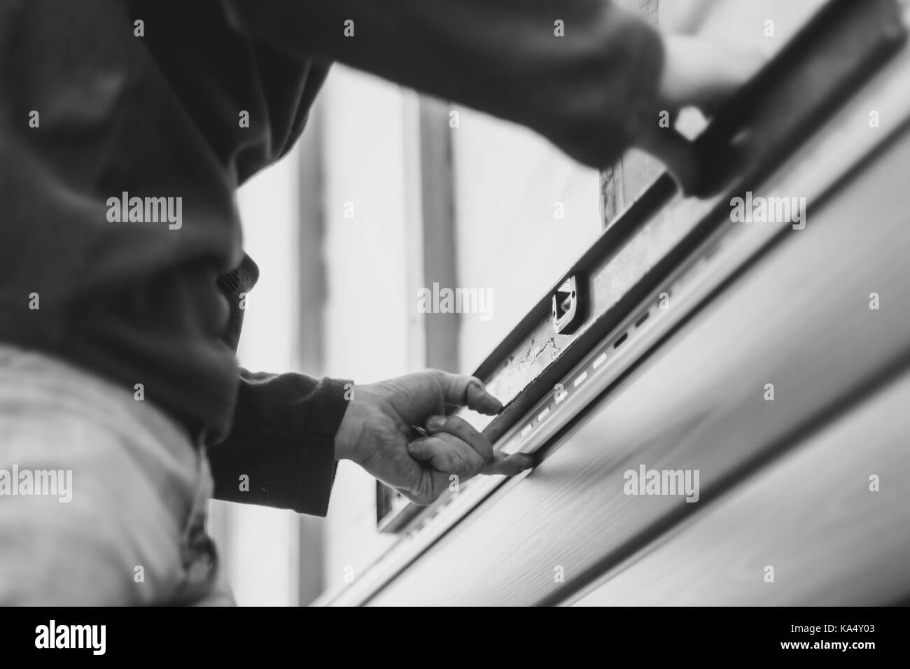 Use of the measuring tool for level installation Stock Photo - Alamy