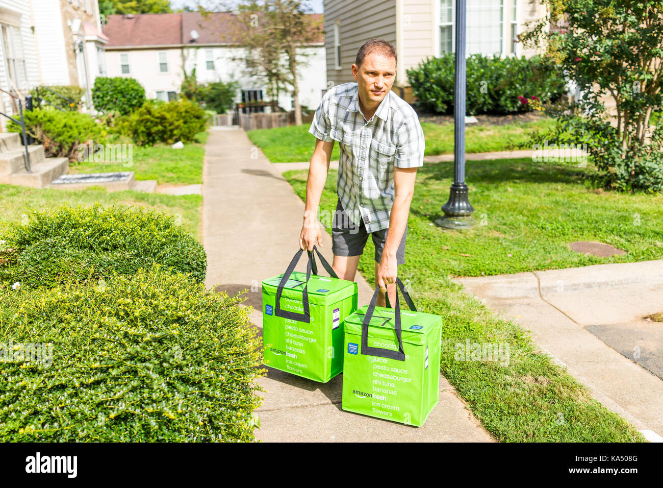 Delivering food by front door hi-res stock photography and images - Alamy