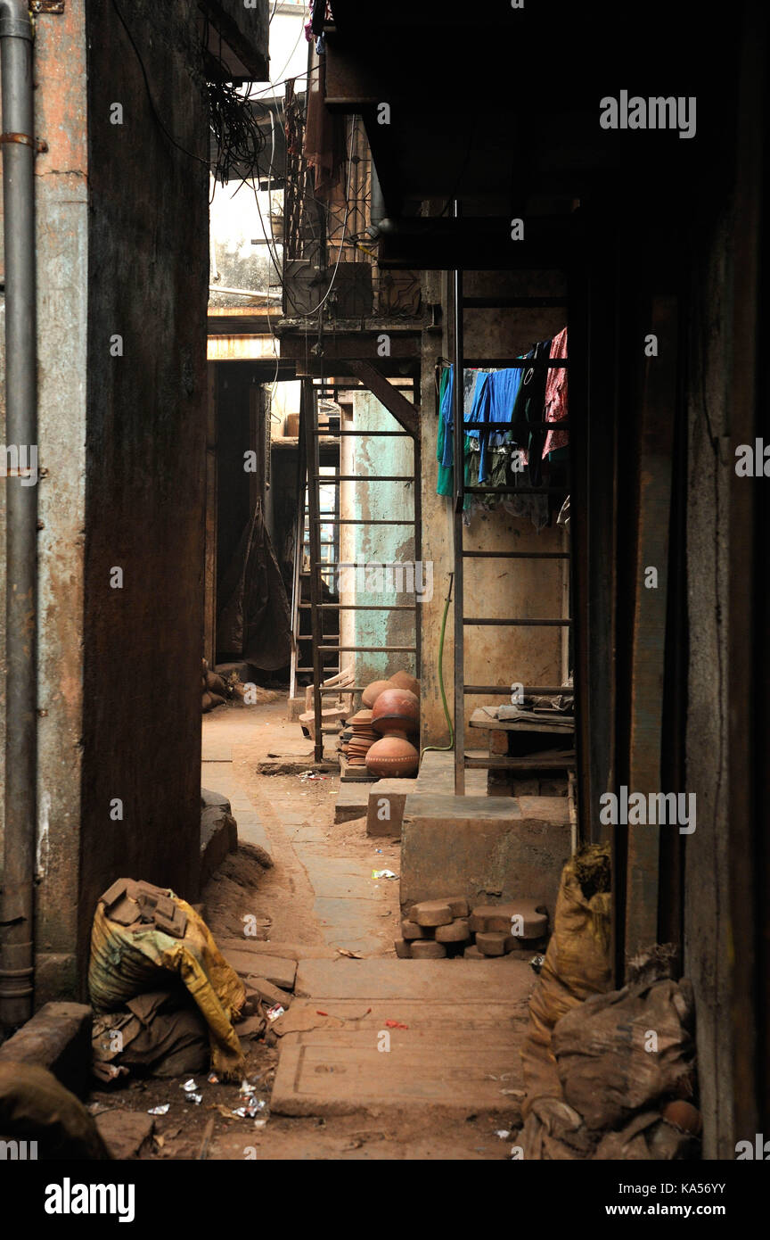 India slum lane hi-res stock photography and images - Alamy
