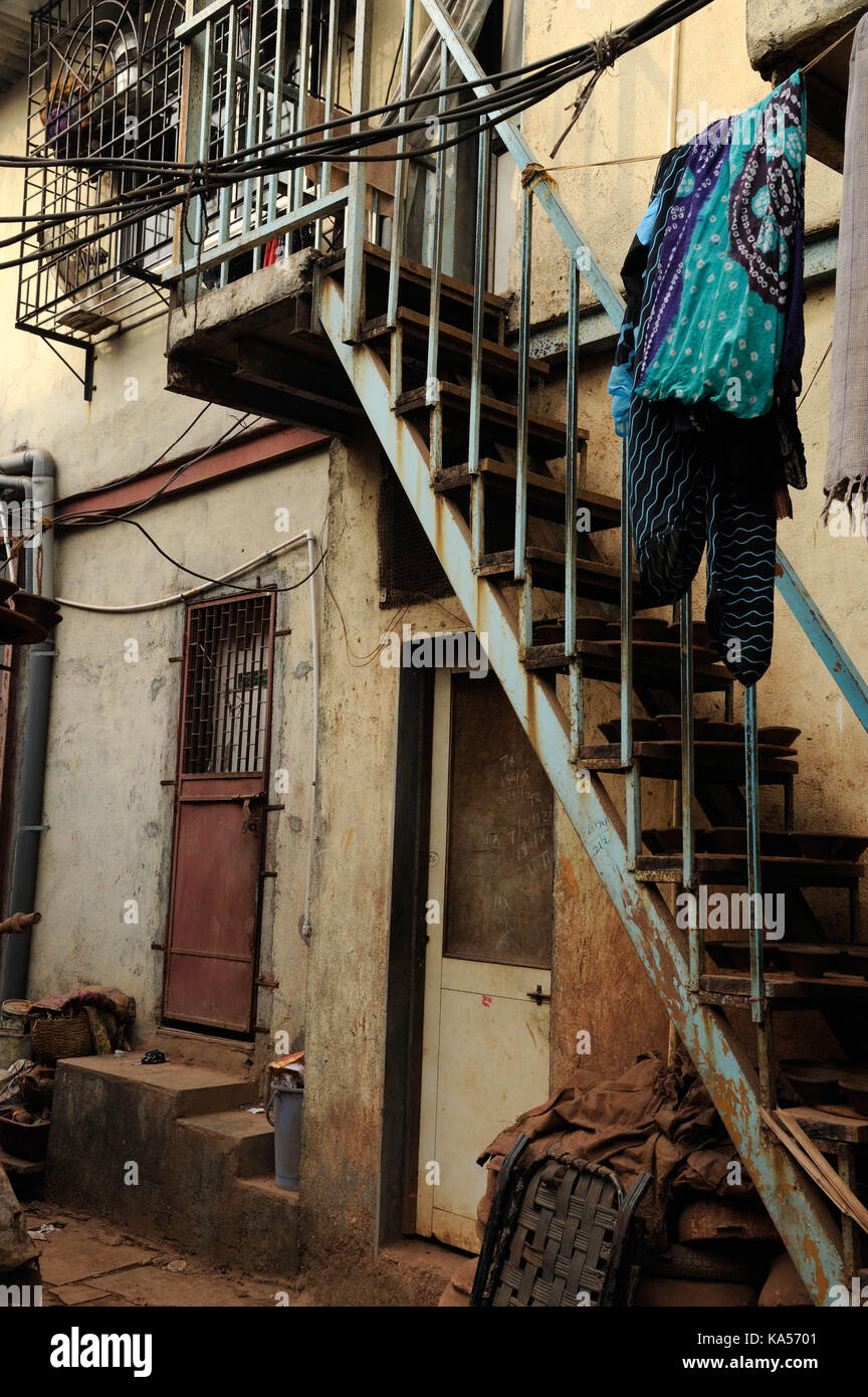 India slum lane hi-res stock photography and images - Alamy
