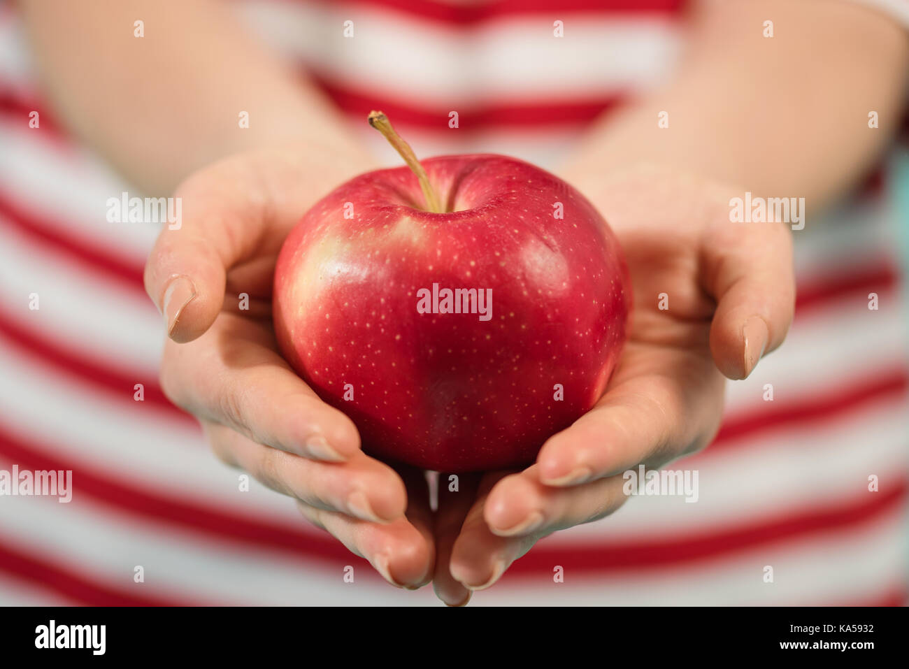 red apple in hand close up.Fresh Fruit concept Stock Photo - Alamy