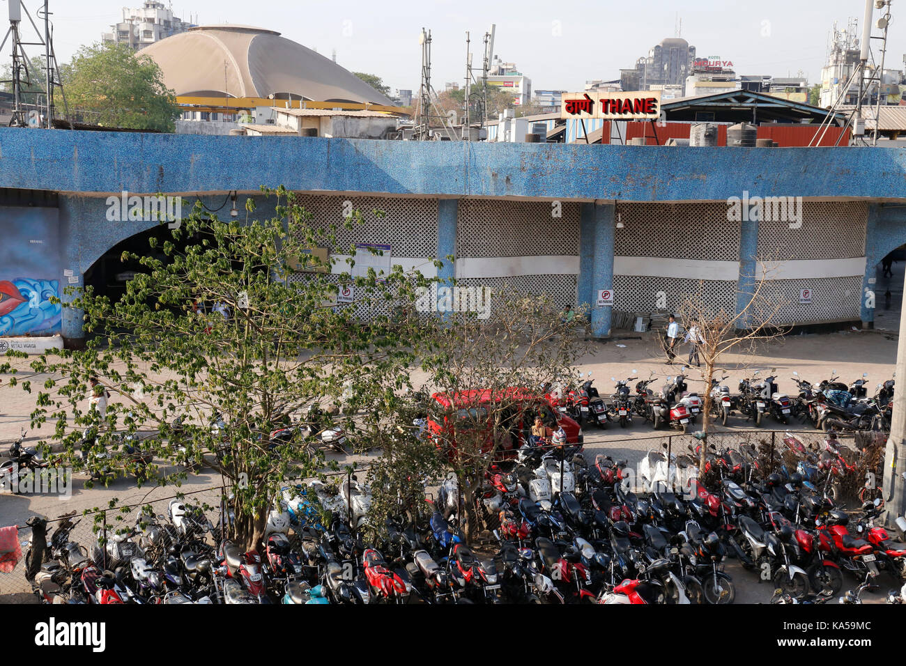 Mumbai thane railway hi-res stock photography and images - Alamy