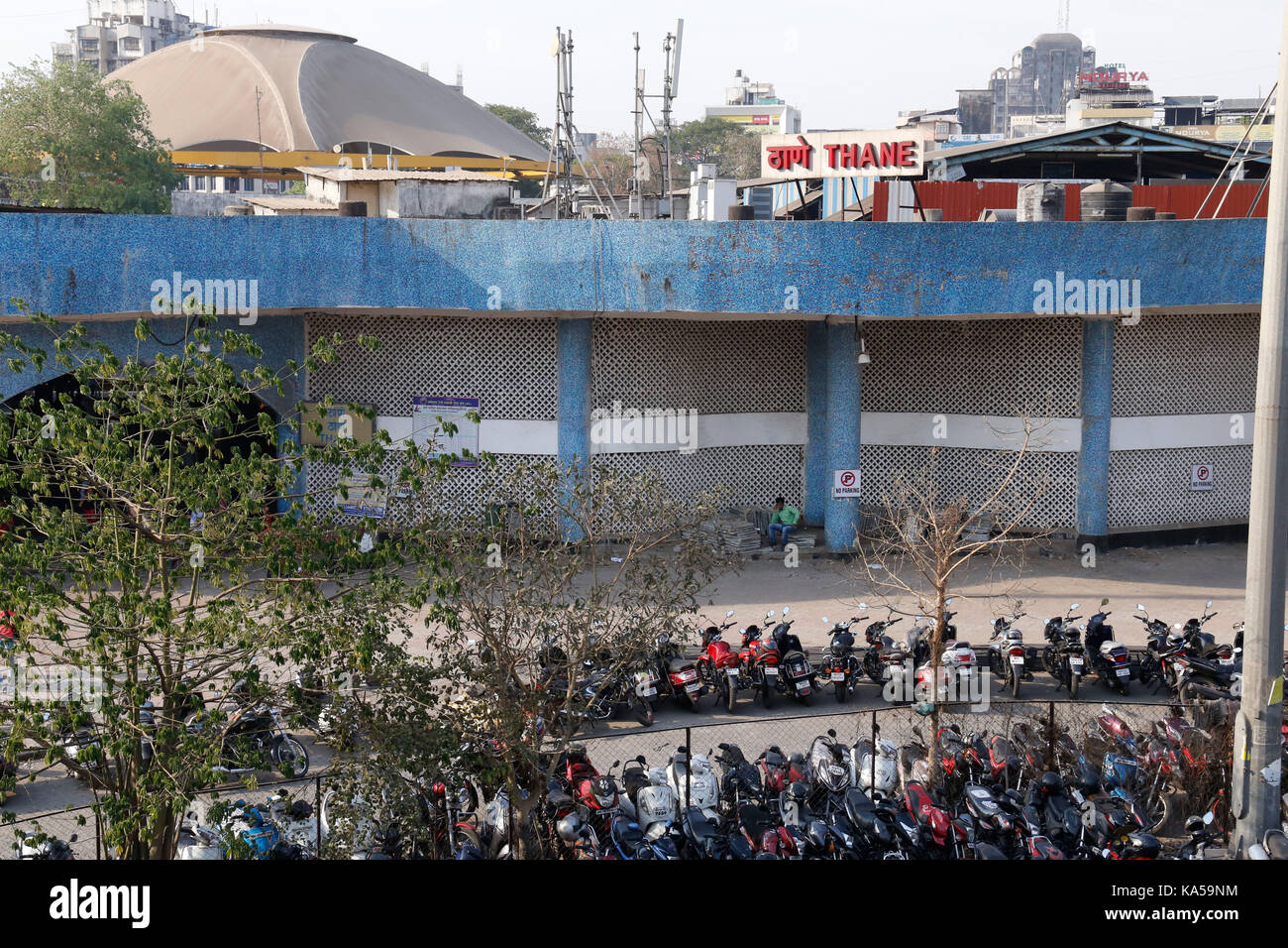 Thane railway station hi-res stock photography and images - Alamy