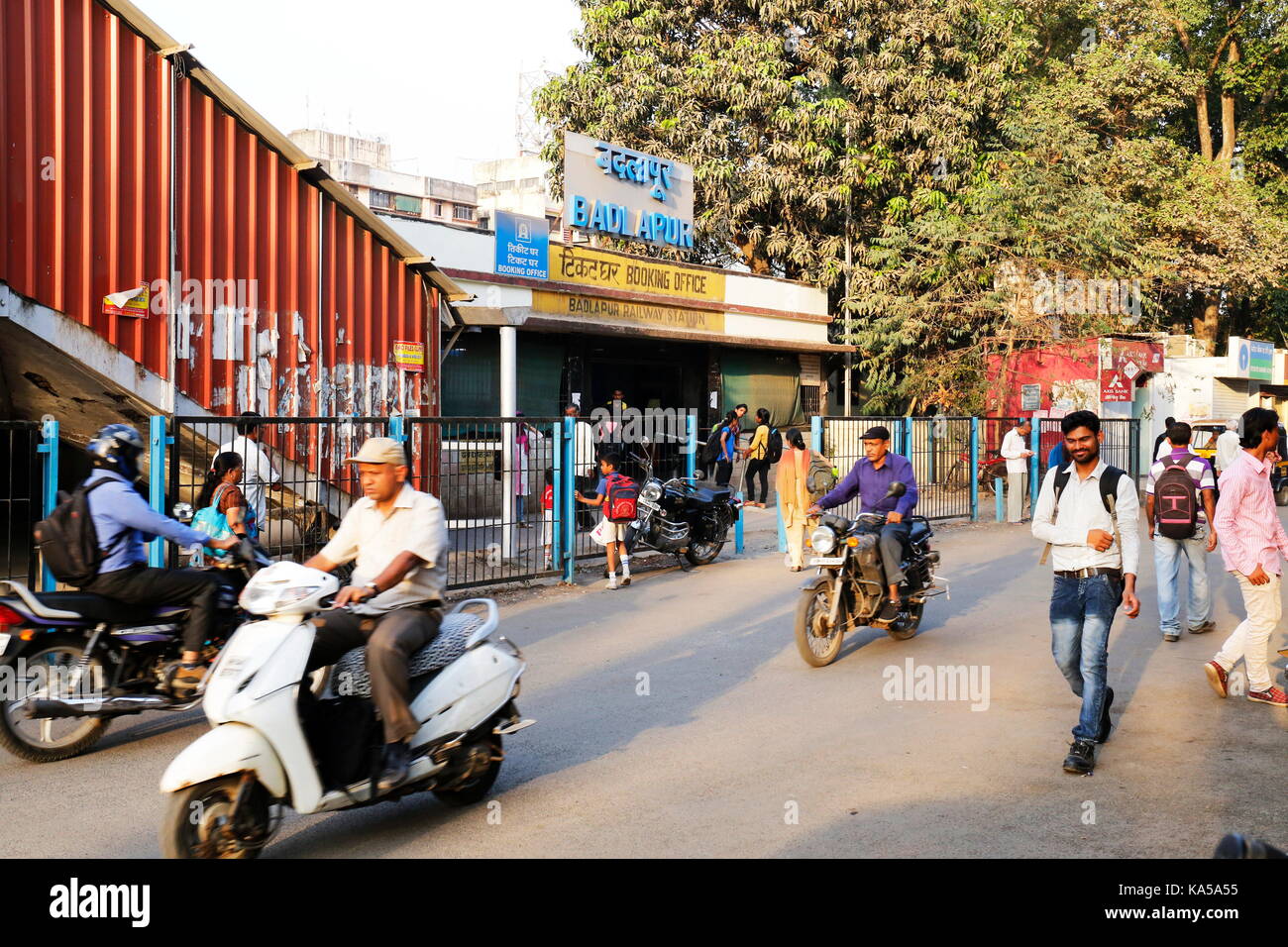 Badlapur station hi-res stock photography and images - Alamy