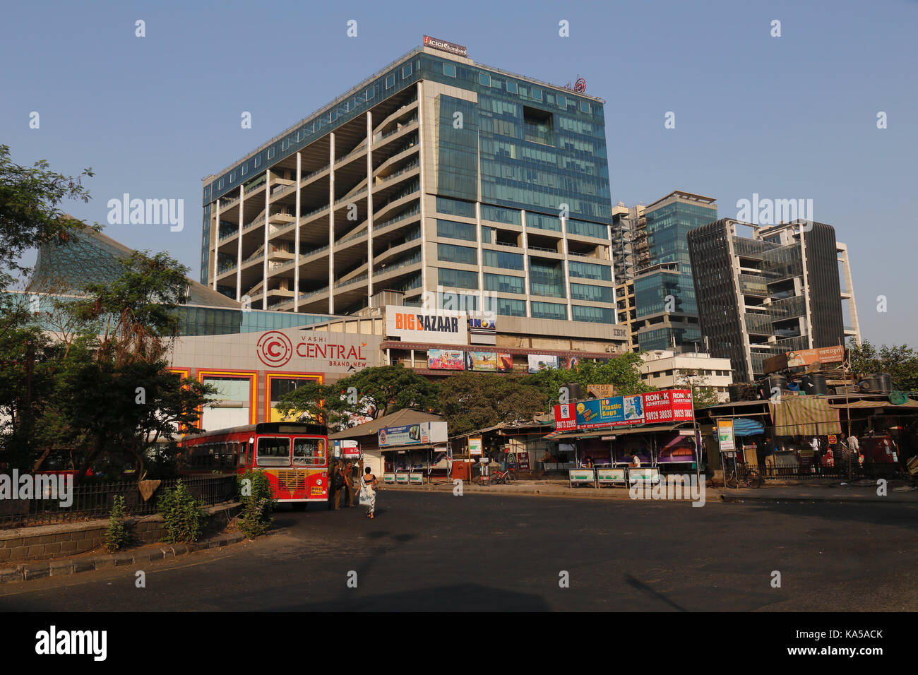 big bazaar mall opposite vashi railway station, Navi Mumbai ...