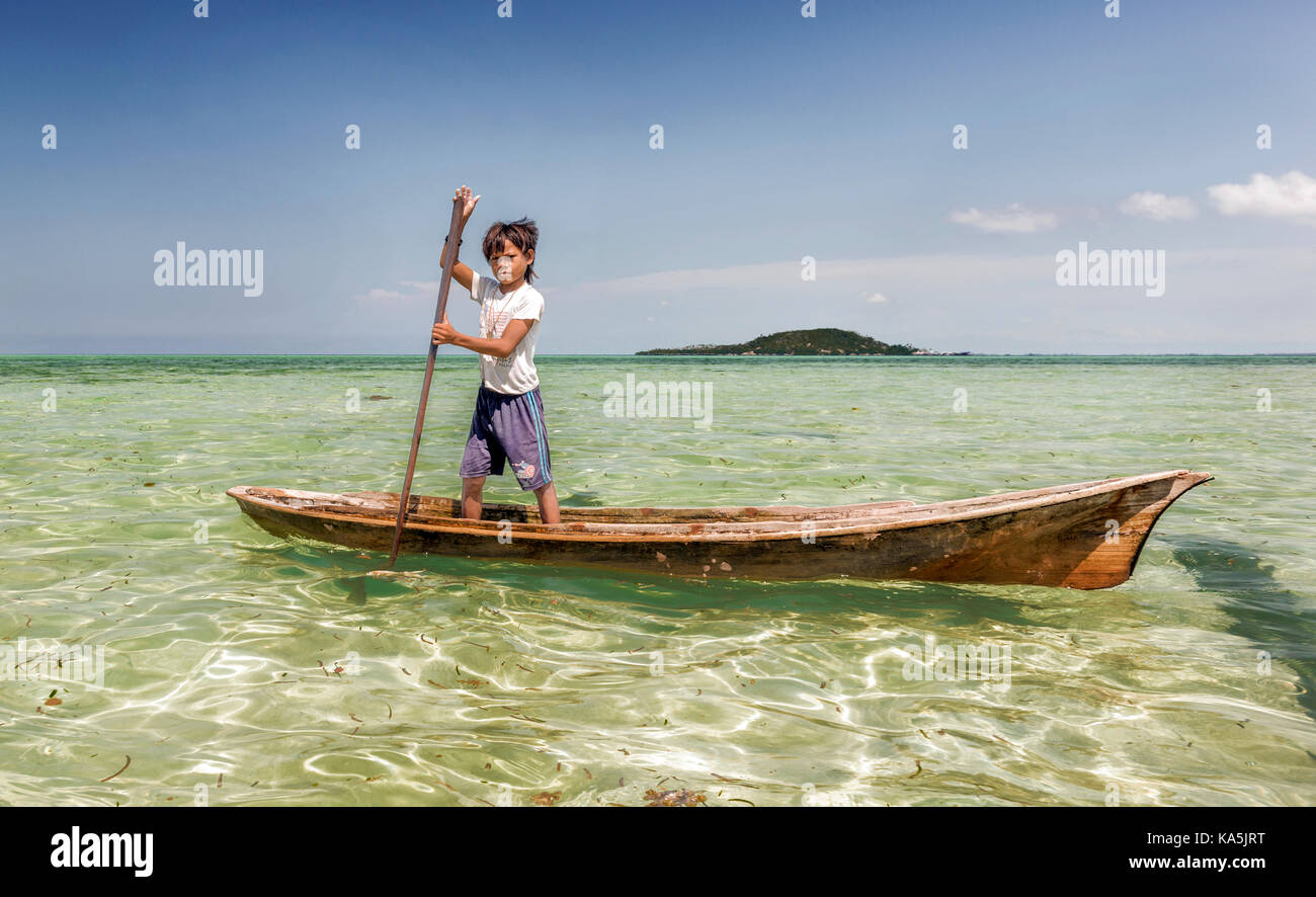 Bajau tribe kids rowing boat in semporna sea Stock Photo - Alamy