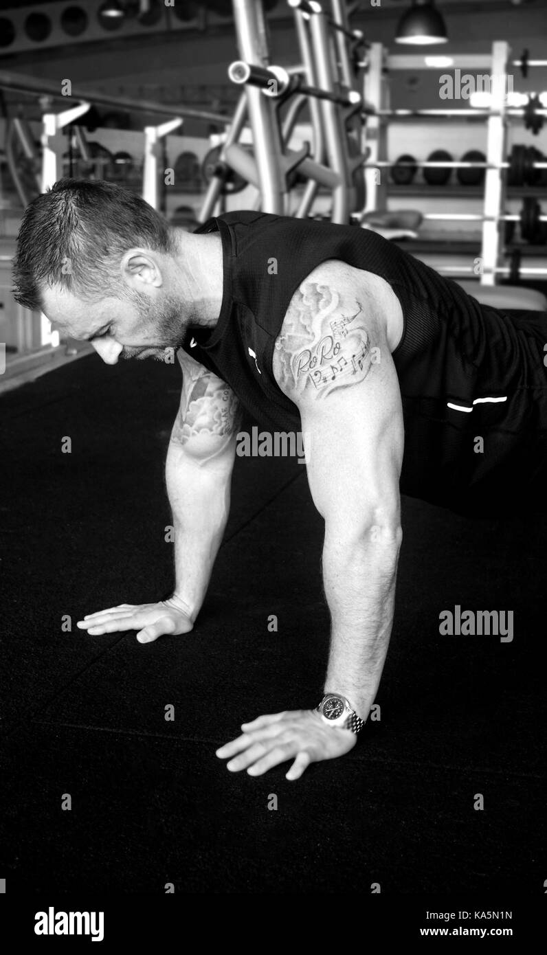 A man doing press-ups at the gym Stock Photo - Alamy