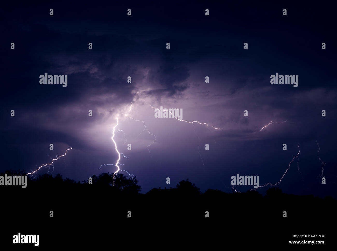 Weather thunderstorm storm lightning hi-res stock photography and ...