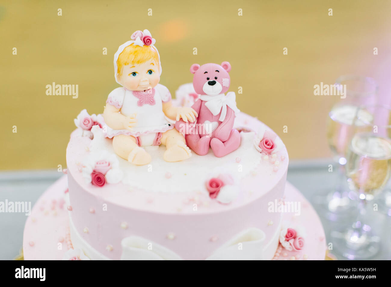 Pink birthday cake hi-res stock photography and images - Alamy