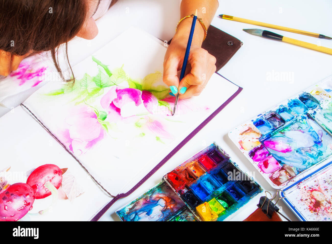 A close-up artist paints and paints in the album for drawing a thin ...